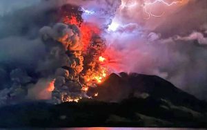 Tsunami alert at Indonesia’s Ruang Island as thousands evacuate after ...